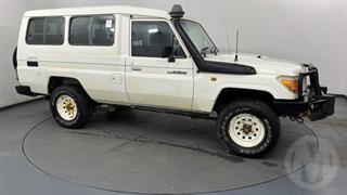 Used 2011 Toyota Landcruiser 70 Series Workmate 11Seat 4D Troop Carrier ...